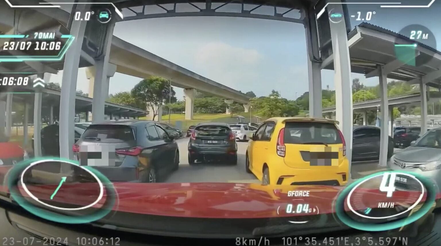 M'sians Condemn 2 Car Owners Who Parked Under Covered Walkway, Blocking Vehicles & Pedestrians ...